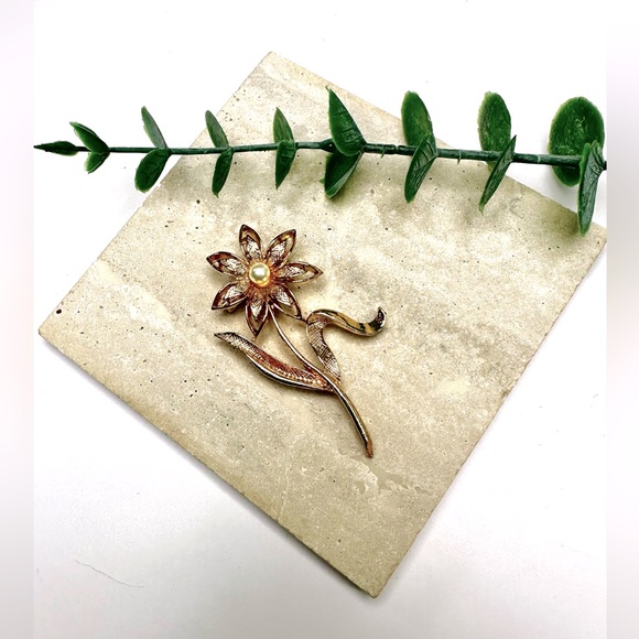 Gerry’s | Jewelry | Vintage Gerrys Flower Brooch Gold With Pearl | Poshmark